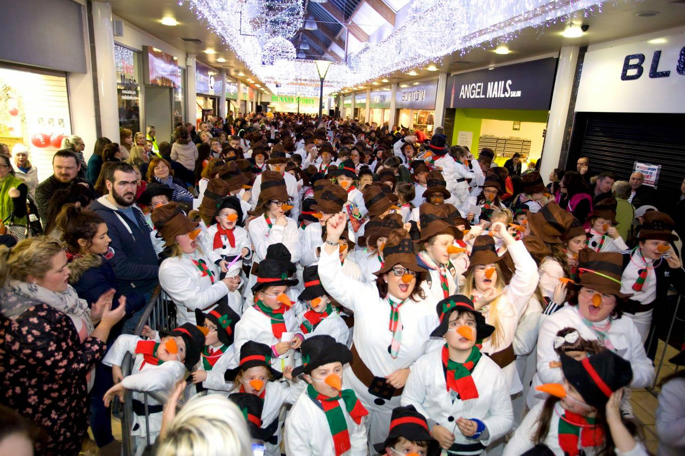 Largest gathering of people dressed as snowmen: Newry breaks Guinness ...